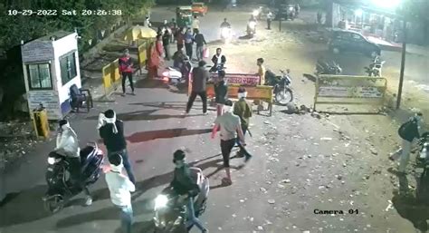 Crime News आधा दर्जन बाइक सवार बदमाशों ने अस्पताल के पार्किंग में