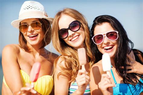 Dziewczyny W Bikini Z Lody Na Plaży Zdjęcie Stock Obraz złożonej z