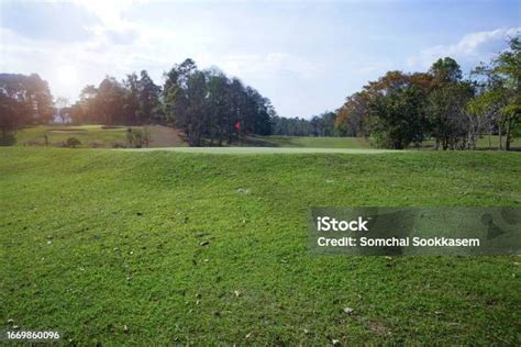 저녁 골프 코스의 배경에는 태국의 골프 코스에서 햇빛이 비치고 있습니다 늦은 여름 오후에 골프 코스에서 멋진 풍경 0명에 대한 스톡 사진 및 기타 이미지 Istock