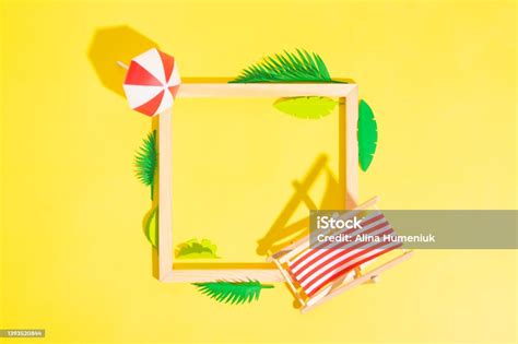 해변 의자와 우산이있는 나무 프레임과 복사 공간 상단보기가있는 열대 잎 0명에 대한 스톡 사진 및 기타 이미지 0명 가구