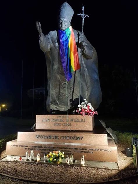 Profanacja pomnika Jana Pawła II w Dębicy
