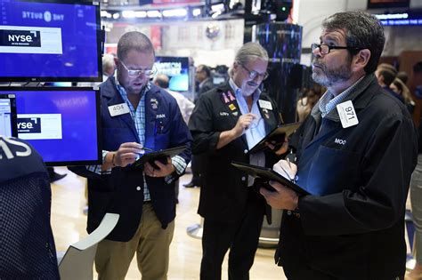 Dow Surges After Fed Hints At Smaller Rate Hikes