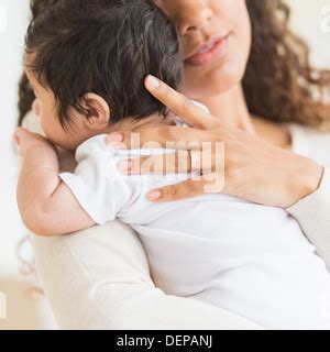 Eine nackte Mutter hält ihren nackten kleinen Sohn Stockfotografie Alamy