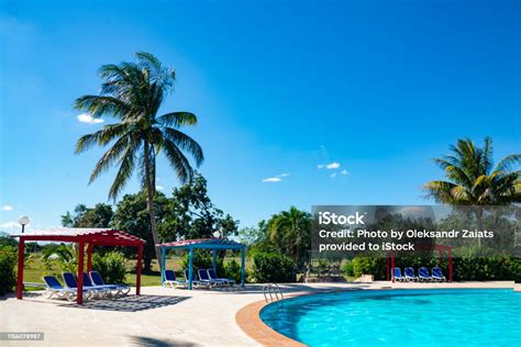 따뜻한 화창한 날 쿠바에서 휴가를 보내는 동안 수영장 일광욕 용 라운저 및 야자수가있는 아름다운 열대 리조트 고급 호텔에 대한 스톡 사진 및 기타 이미지 Istock