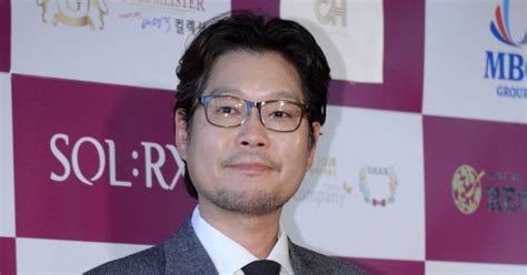 포토 유재명 그윽한 미소 선보이며