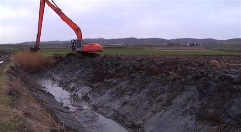 Përmbytja E Tokave 8 Eskavatorë Për Të Thelluar Kanalet E Tërbufit Abc News