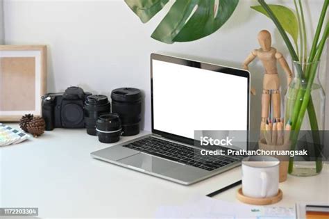 Mockup Laptop Komputer Kamera Dan Lensa Pada Ruang Kerja Kreatif Dengan