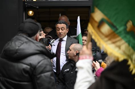 Вижте как полицията спасява Лорер от линч на метри от парламента СНИМКИ Информационна