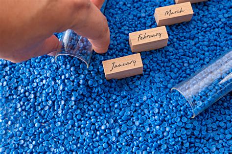 백색 플라스틱 곡물 플라스틱 폴리머 과립 핸드 홀드 폴리머 펠릿 수도관 제조 원료 석유 화학 및 복합 압출 플라스틱 식물 폴리에틸렌 수지 개체 그룹에 대한 스톡 사진 및