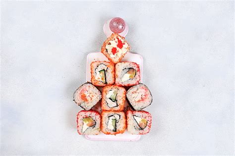 신선한 초밥 롤로 만든 청어본은 가볍고 크리스마스 새해 음식 전통 일식 요리 텍스트 장소 상단 보기 상점 광고 또는 초대장을 위한 배너 간장에 대한 스톡 사진 및 기타