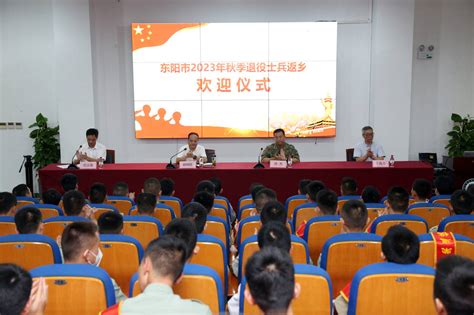 退役士兵返乡，这一幕幕太暖了