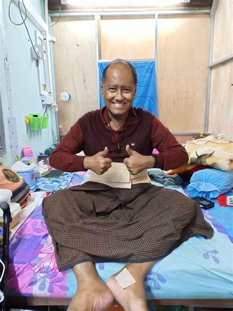မြေးလေးကိုပေါင်ပေါ်တင်ပြီး ပျော်ပျော်ရွှင်ရွှင်နဲ့ ခေါက်ဆွဲထိုင်ရောင