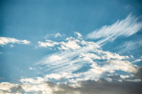 Nubes blancas en el cielo azul en un día soleado Foto Premium