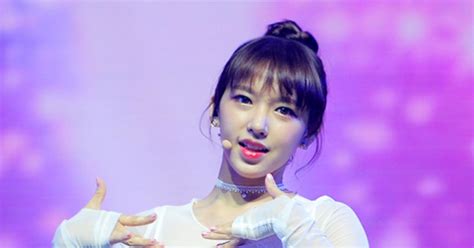E포토 우주소녀 성소 눈길 가는 인형 미모
