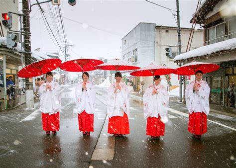 極寒の中で水をかけられる雪中花水祝を見に行こう冬の魚沼市を楽しめる観光グルメのモデルコースもご紹介 魚沼市観光協会