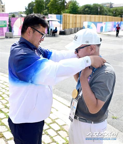 포토 정의선 양궁협회장에게 금메달 걸어주는 파리올림픽 3관왕 김우진