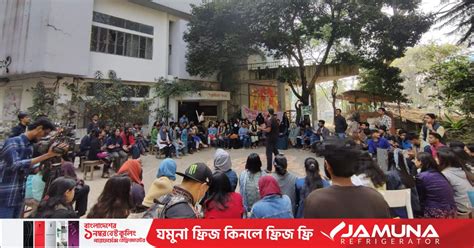 আবারও চবির প্রধান ফটকে তালা দিলেন চারুকলার শিক্ষার্থীরা