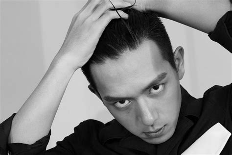李现再曝时尚大片 现男友” 回归自我展顽痞个性