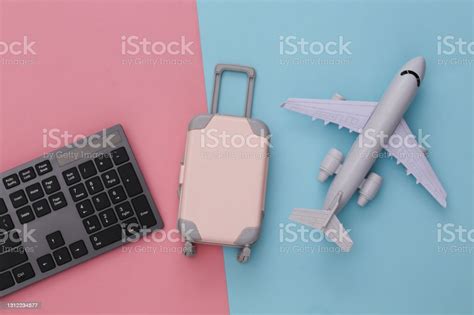 플랫 레이를 여행하십시오 Pc 키보드와 미니 여행 수하물 분홍색 파란색 배경에 비행기 위쪽 보기 0명에 대한 스톡 사진 및 기타