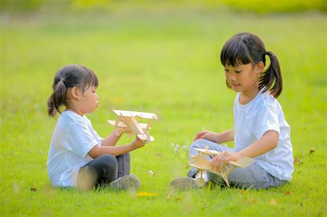 공원에서 자연에 장난감 비행기를 재생 두 귀여운 어린 소녀 아시아 무한한 상상력을 비행의 작은 꿈 이는 개발을 증가시키고 학습