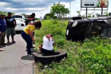 Motociclista Huye Tras Causar La Volcadura De Un Auto En La Vía Mérida