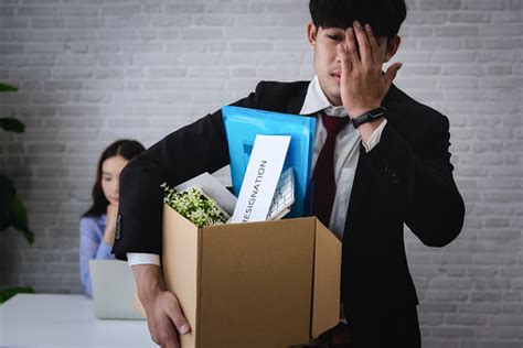 사업가는 사임 후 강조 또는 배경에 그녀의 소속과 보스를 포장 골 판지 상자를 들고 비즈니스 회사에서 발사 사직에 대한 스톡