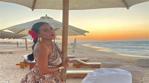 رانيا يوسف بفستان جريء على البحرصور