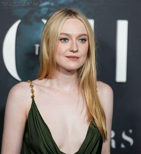 Dakota Fanning Exposed Tits In Deep Cleavage Dress 19 Photos The