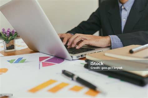 노트북 보고서 논문 및 사무실 테이블로 비즈니스 오피스 데스크에서 일하는 사업가 계획에 대한 스톡 사진 및 기타 이미지 계획 금융 기업 문화 Istock