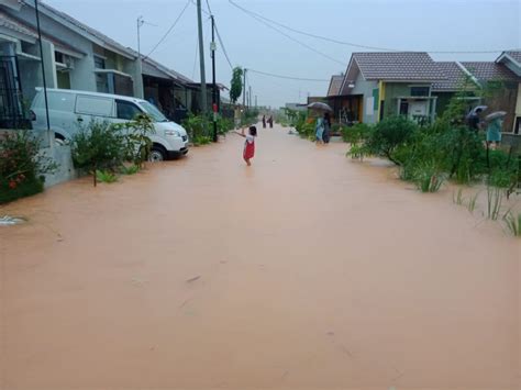 Dua Hari Hujan Lebat Sejumlah Perumahan Di Batam Terendam Banjir