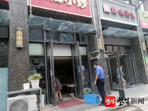 南京建邺城管开展“门前三包”整治行动整改市容商户
