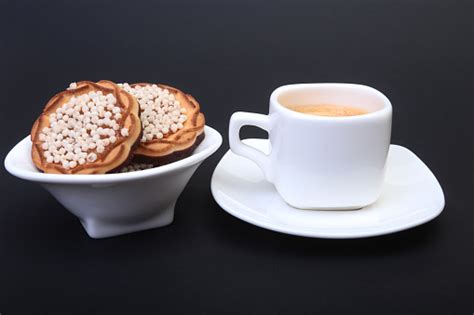 검은 바탕에 수 제 케이크와 함께 화이트 컵에서 클래식 에스프레소 선택적 초점입니다 맹장 사람 대장에 대한 스톡 사진 및 기타