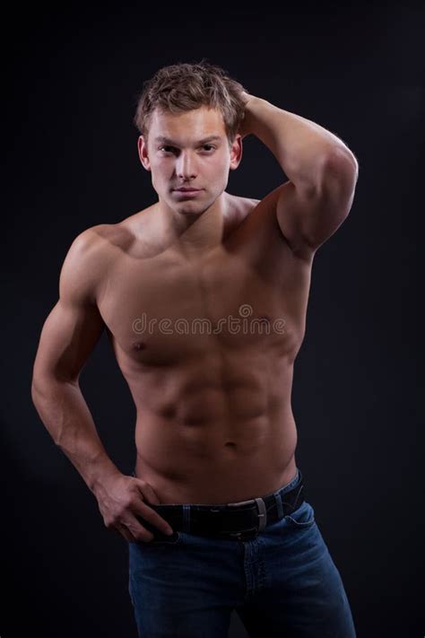 Spier Het Sexy Naakte Jonge Mens Stellen In Jeans Stock Afbeelding
