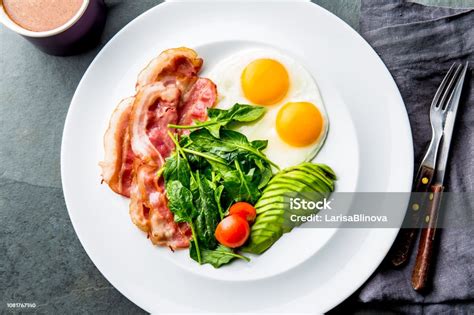 Ketogenic 다이어트 아침 식사입니다 튀긴 계란 베이컨 아보카도 시금치와 방 탄 커피 저 탄 수화물 고 지방 아침 식사