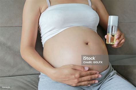 임신한 여자는 피부에 크림 스트레치 마크의 예방에 대 한 그녀의 배꼽에 적용 건강관리와 의술에 대한 스톡 사진 및 기타 이미지 건강관리와 의술 건강한 생활방식 기대