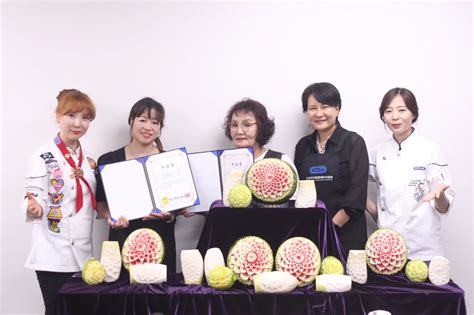 수박카빙 2급 자격증 과정 수료를 축하드립니다 12시간동안 푸드카빙의 기본원리를 배웁니다 수천가지 작품을 만들수 있는 기본