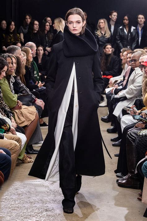 패션엔 리뷰 미니멀리스트 미학 프로엔자 스콜러 2024 Fw 컬렉션