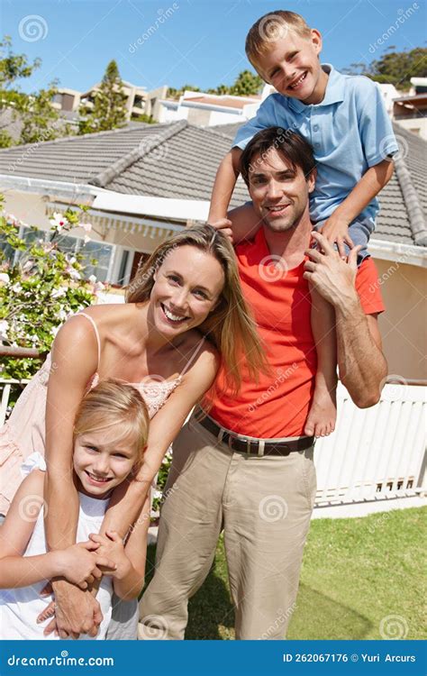 El Lugar Al Que Llaman Hogar Retrato De Una Familia Amorosa De Cuatro