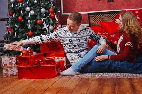 젊은 낭만적 인 귀여운 부부는 집에 머물고 함께 시간을 즐기고 있습니다 연인 포옹 에 Cristmas 장식 인테리어 2명에 대한 스톡 사진 및 기타 이미지 Istock