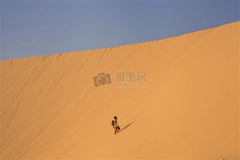 一个人孤独的在沙漠里行走高清图片下载 正版图片500538978 摄图网