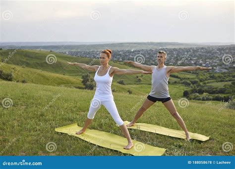 Un Uomo E Una Donna Praticano In Modo Sincrono Yoga Meditano L