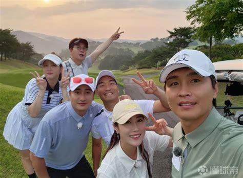 李同国、安贞焕（汉字名安贞桓）和赵源熙一起打高尔夫。