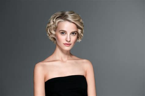 아름 다운 여자 짧은 금발 머리와 손에 매니큐어 손톱 우아한 아름다움 초상화 건강한 생활방식에 대한 스톡 사진 및 기타 이미지 건강한 생활방식 곱슬 머리 금발 머리