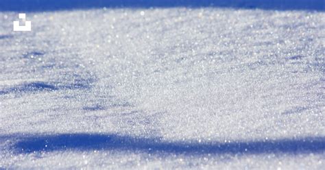 青い背景に白い雪の写真 Unsplashの雪の無料画像