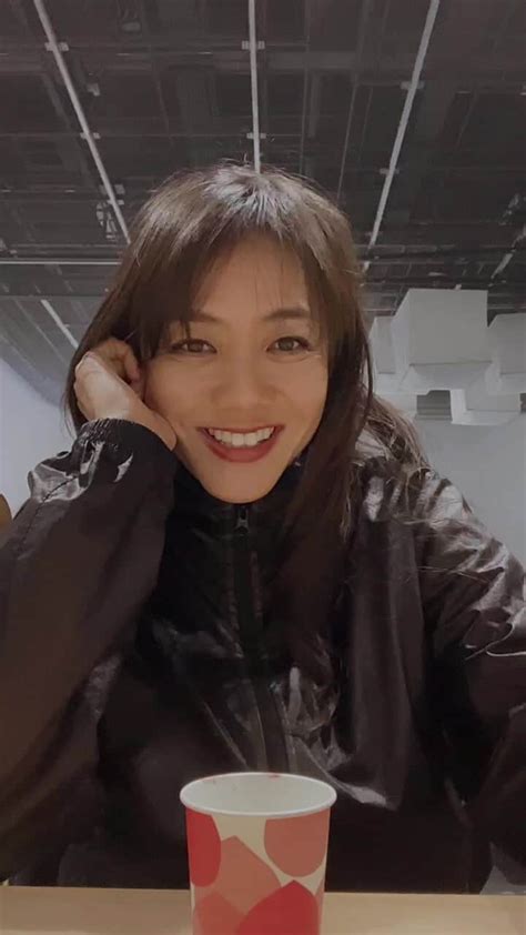 前田典子さんのインスタグラム動画 前田典子instagram「撮影待ち時間に 突然インスタライブ 今日は パーリーゲイツの撮影中📷