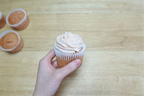 새콤달콤 딸기컵케이크 만들기