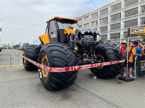 Monster Jam Finals Features The Jcb Monster Truck Digatron Focuson