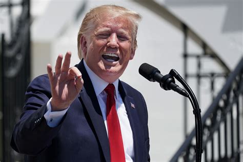 Trump diz que está feliz o Twitter após compra por Elon Musk