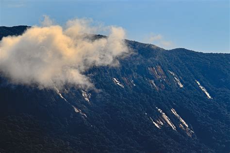 세라 마 산맥에서 햇빛에 의해 조명 여러 침식과 산 위에 떠있는 흰색 구름 0명에 대한 스톡 사진 및 기타 이미지 0명
