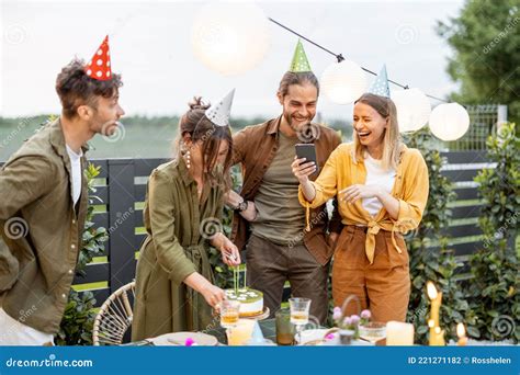 Vrienden Vieren Verjaardag In De Achtertuin Buiten Stock Foto Image